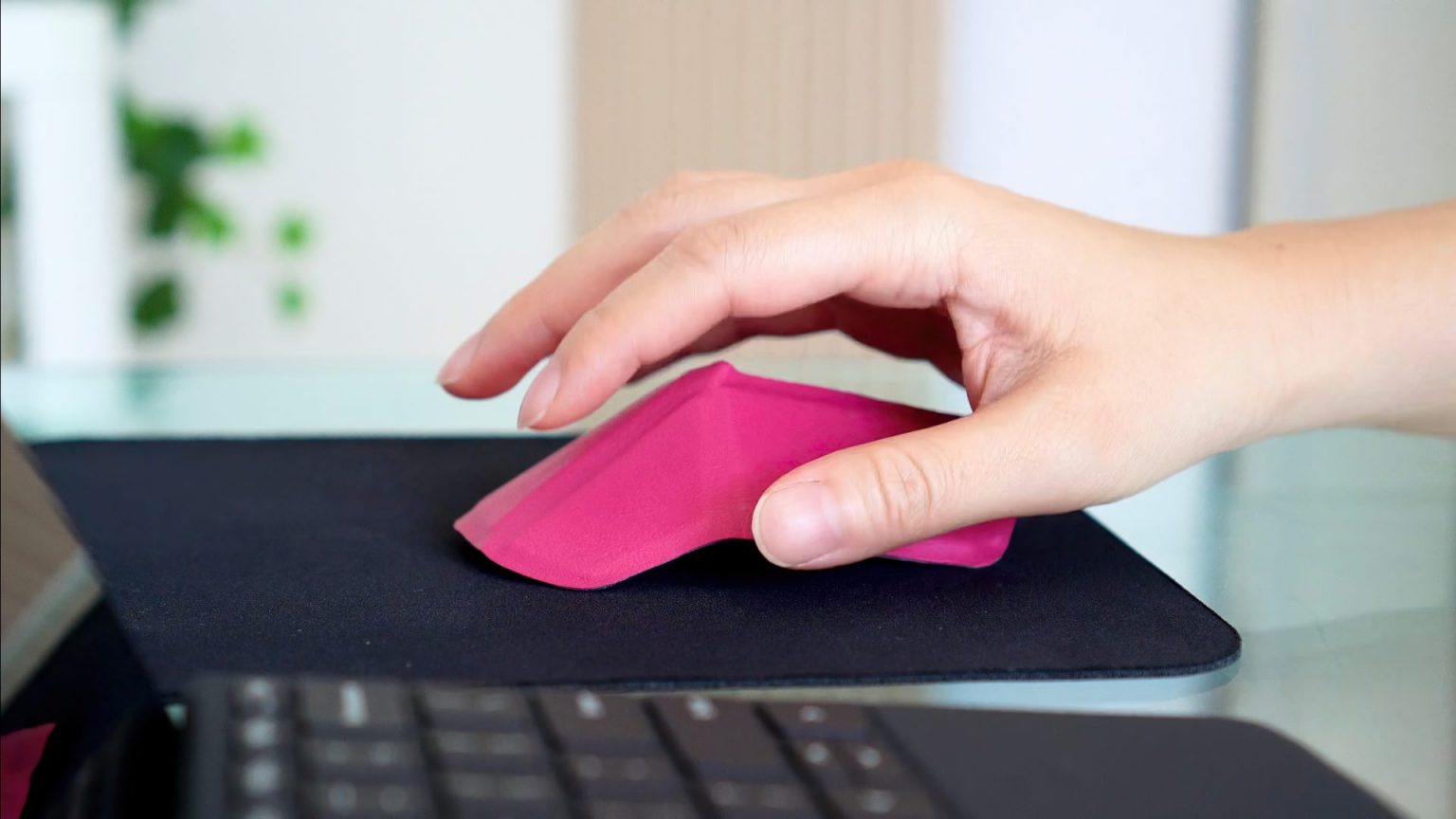 持ち運びにぴったり！折り紙式のポータブルマウス「OriMouse」